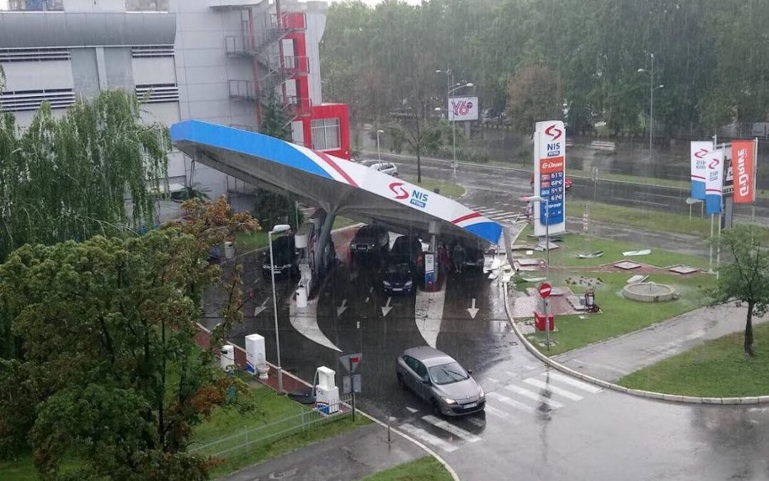 Srušila se NIS-ova pumpa Mala pečurka u Novom Sadu