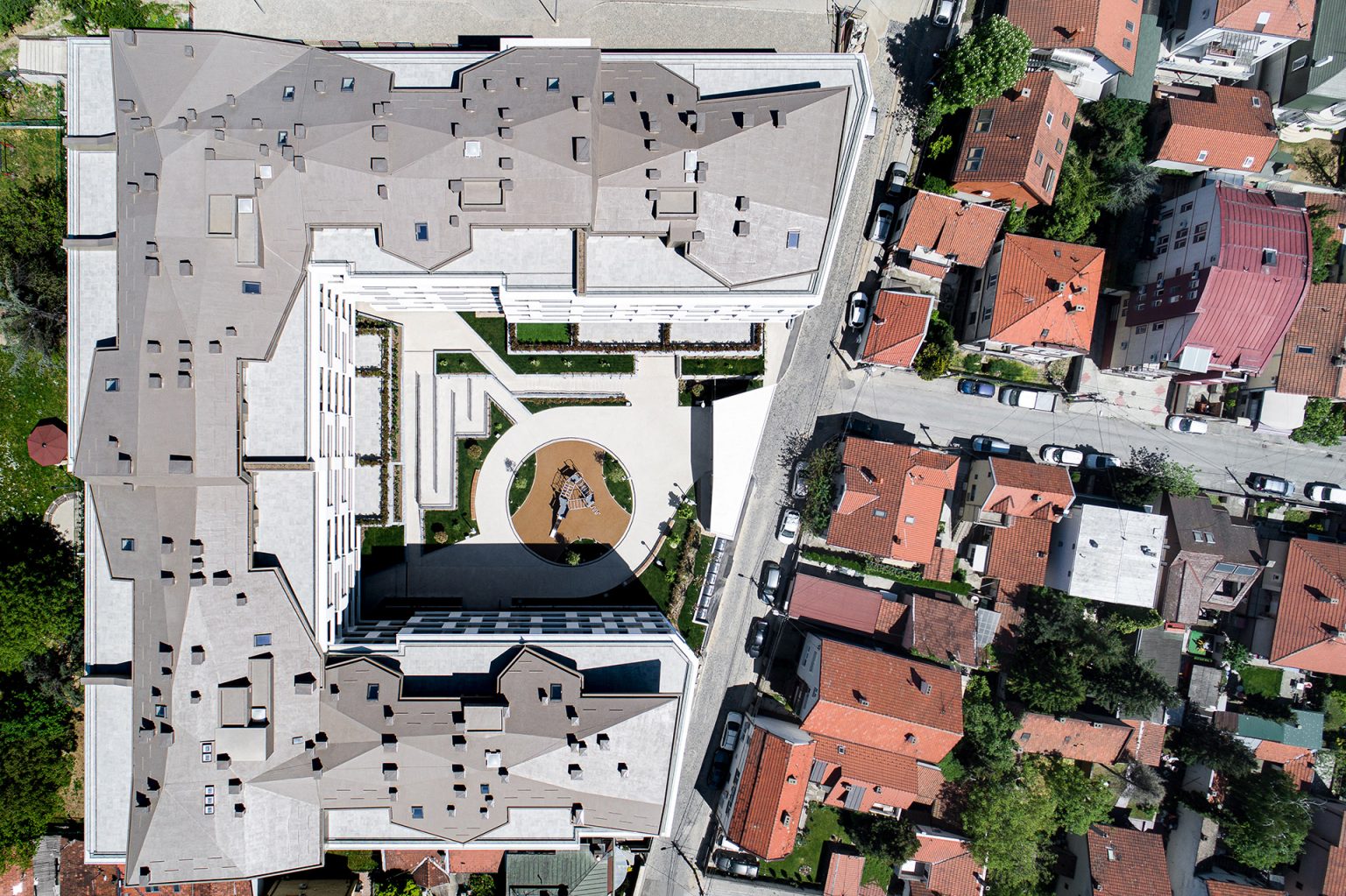 Kosi krovovi kao identitet kompleksa Merin Hill u Beogradu - Gradnja