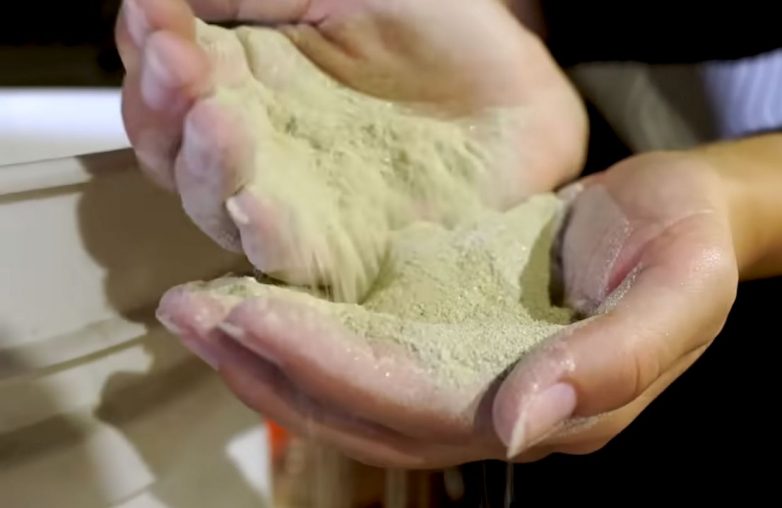 Pesak visoke finoće dobijen reciklažom staklenih boca (video) – Gradnja