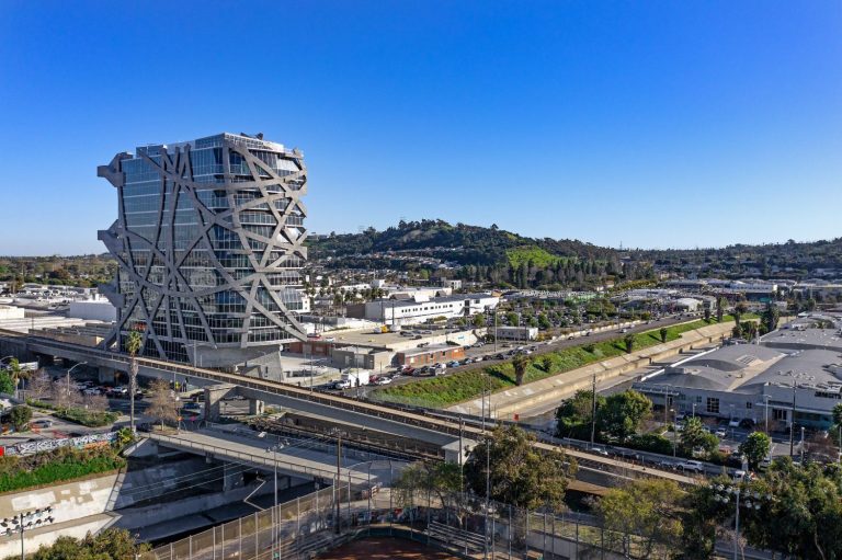 Ova kula obmotana u čelik nema stubove u osnovi, a 5x prevazilazi ...